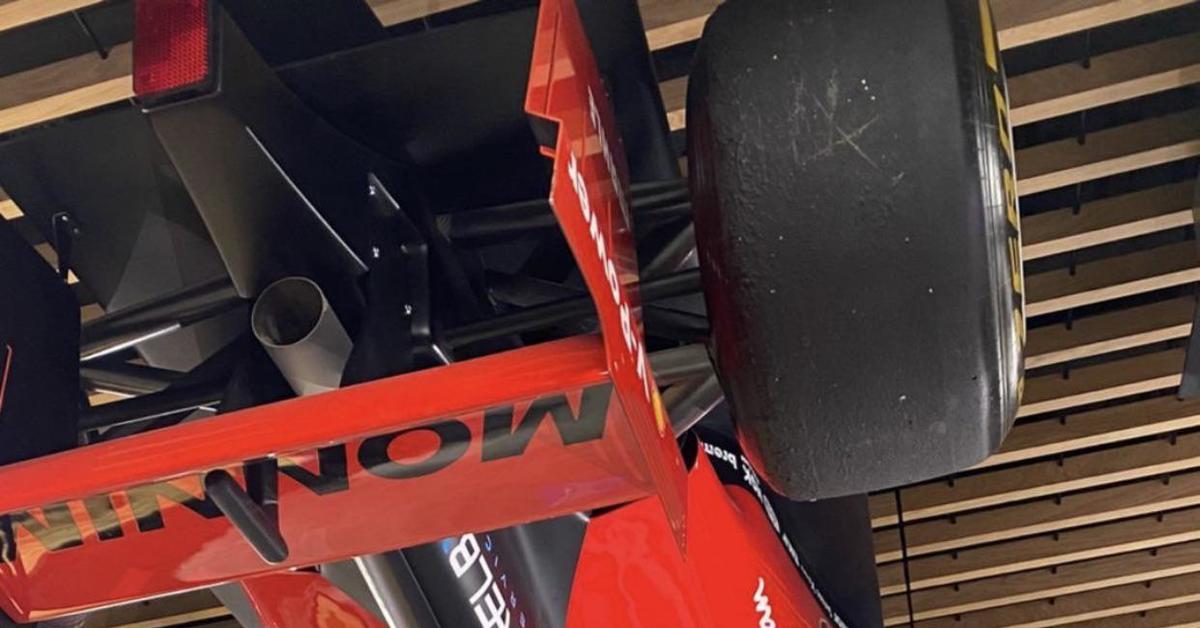 Болид Формулы 1 на потолке автозаправки Shell в Великобритании - 14.02. ...