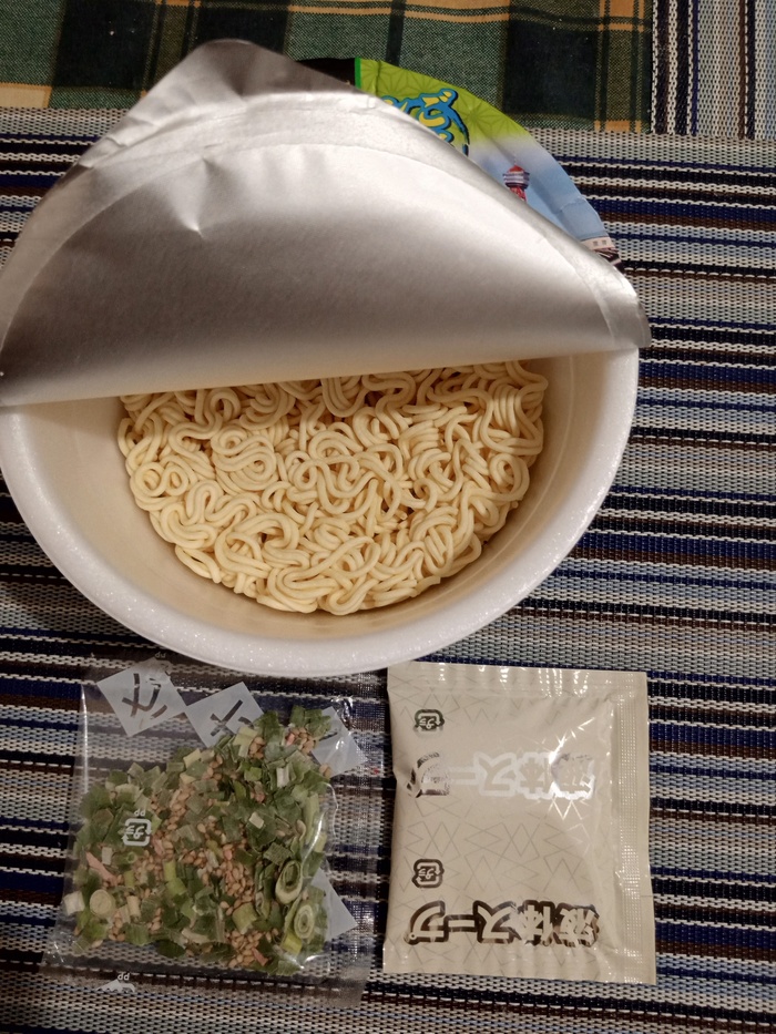 Лапша с ароматным свиным бульоном Hakata Tonkotu Ramen Sunaoshi, Япония ...