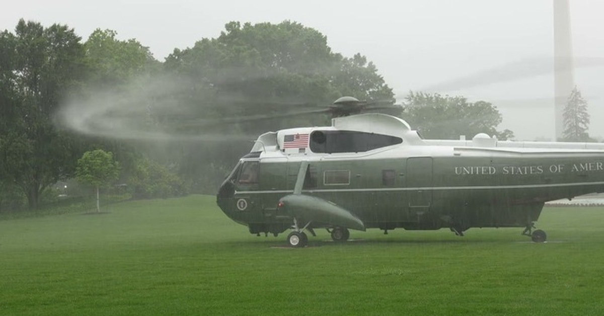 Marine One взлетает в дождь | Пикабу