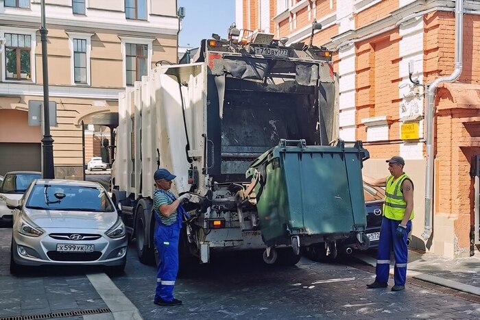 В Москве и Подмосковье ловят нерадивых мусоровозов | Пикабу