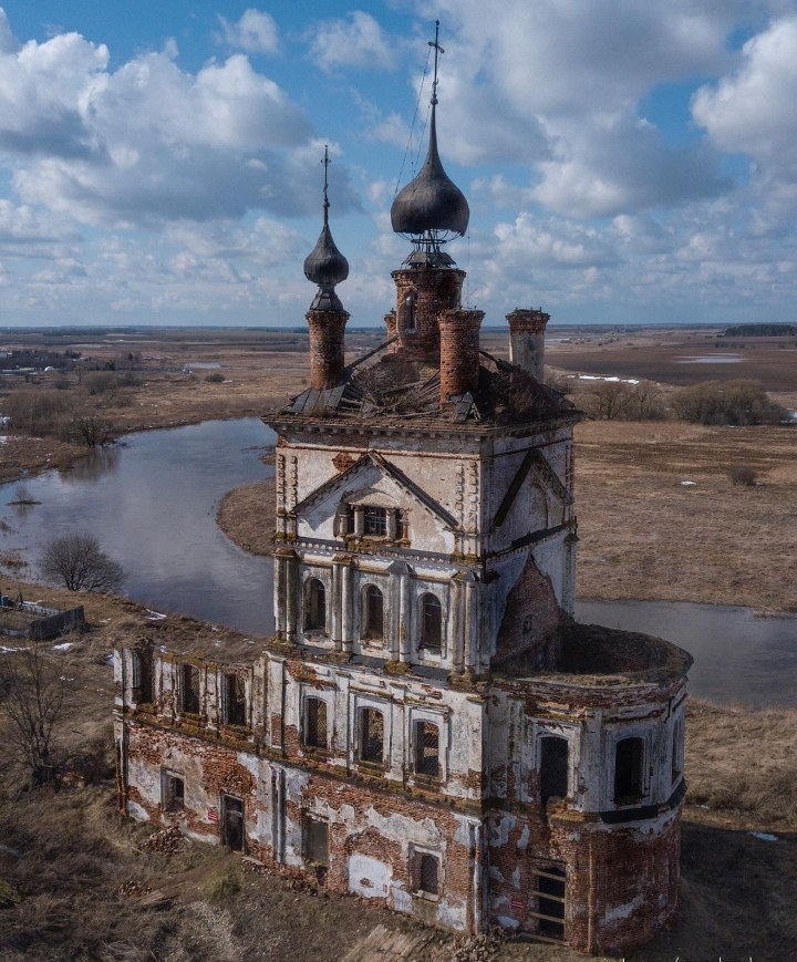 Заброшенная церковь | Пикабу