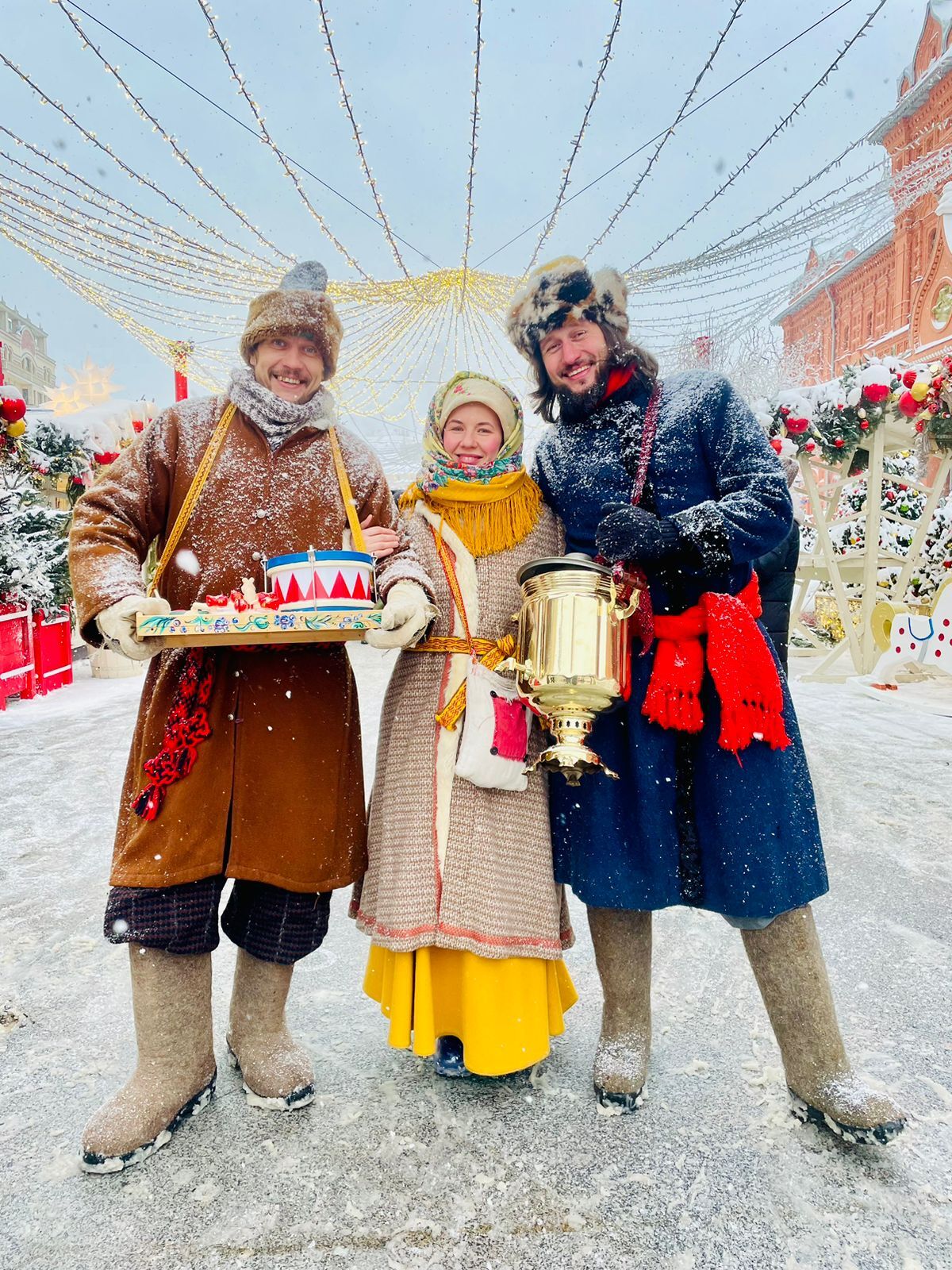 Новогодние моменты: Персонажи Манежной площади...2024 | Пикабу
